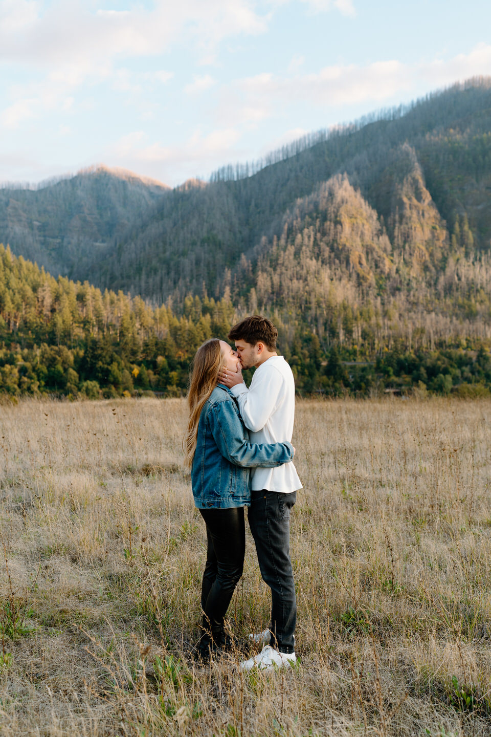 Columbia Gorge Couples Photo Shoot - kendiphotos.com